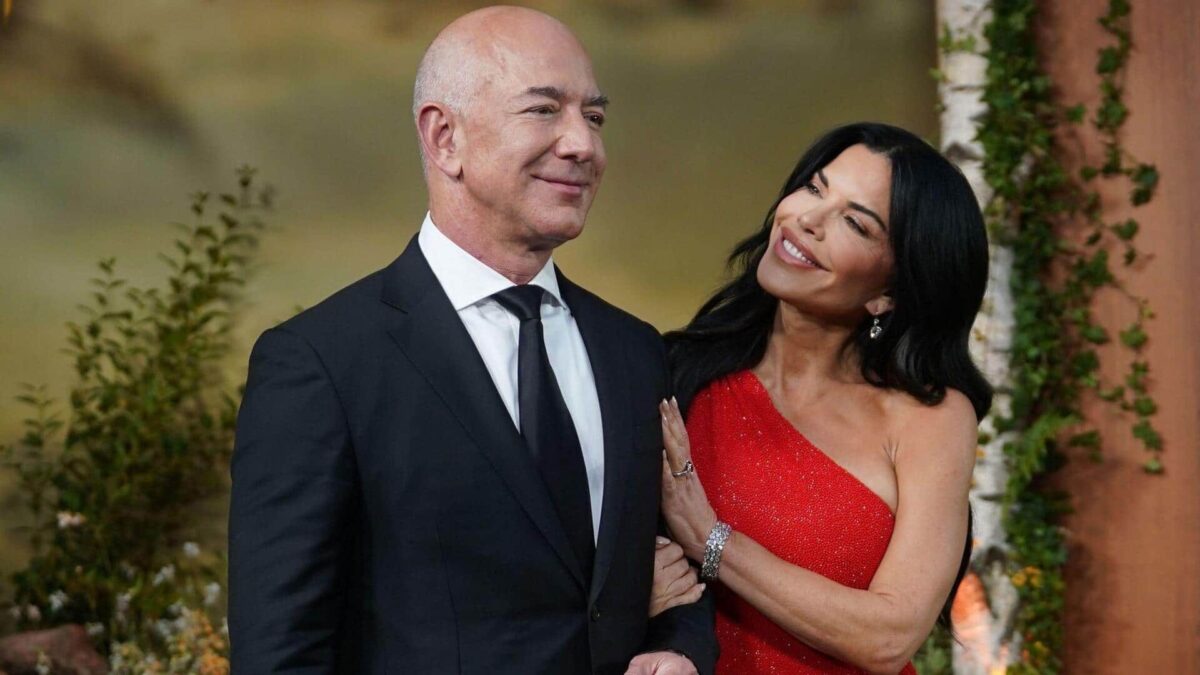 Jeff Bezos Wedding Card Gets Trolled Online - Channeliam / Channel I'M ...